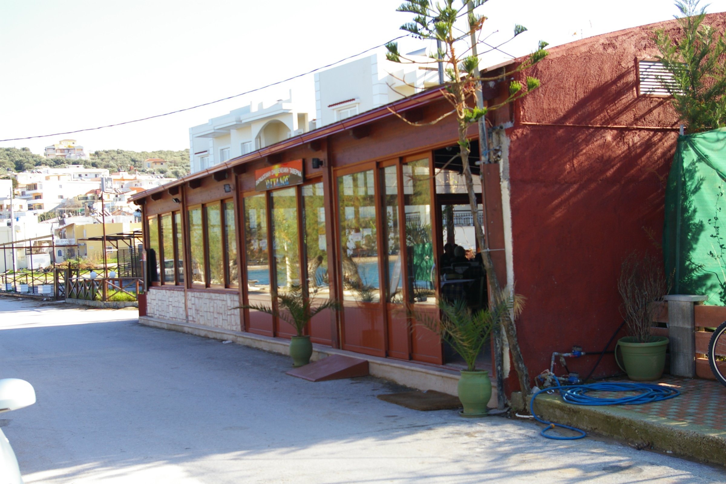 Nikos taverna O'Giallos. Photo from Kalyves in Chania | Greece.com