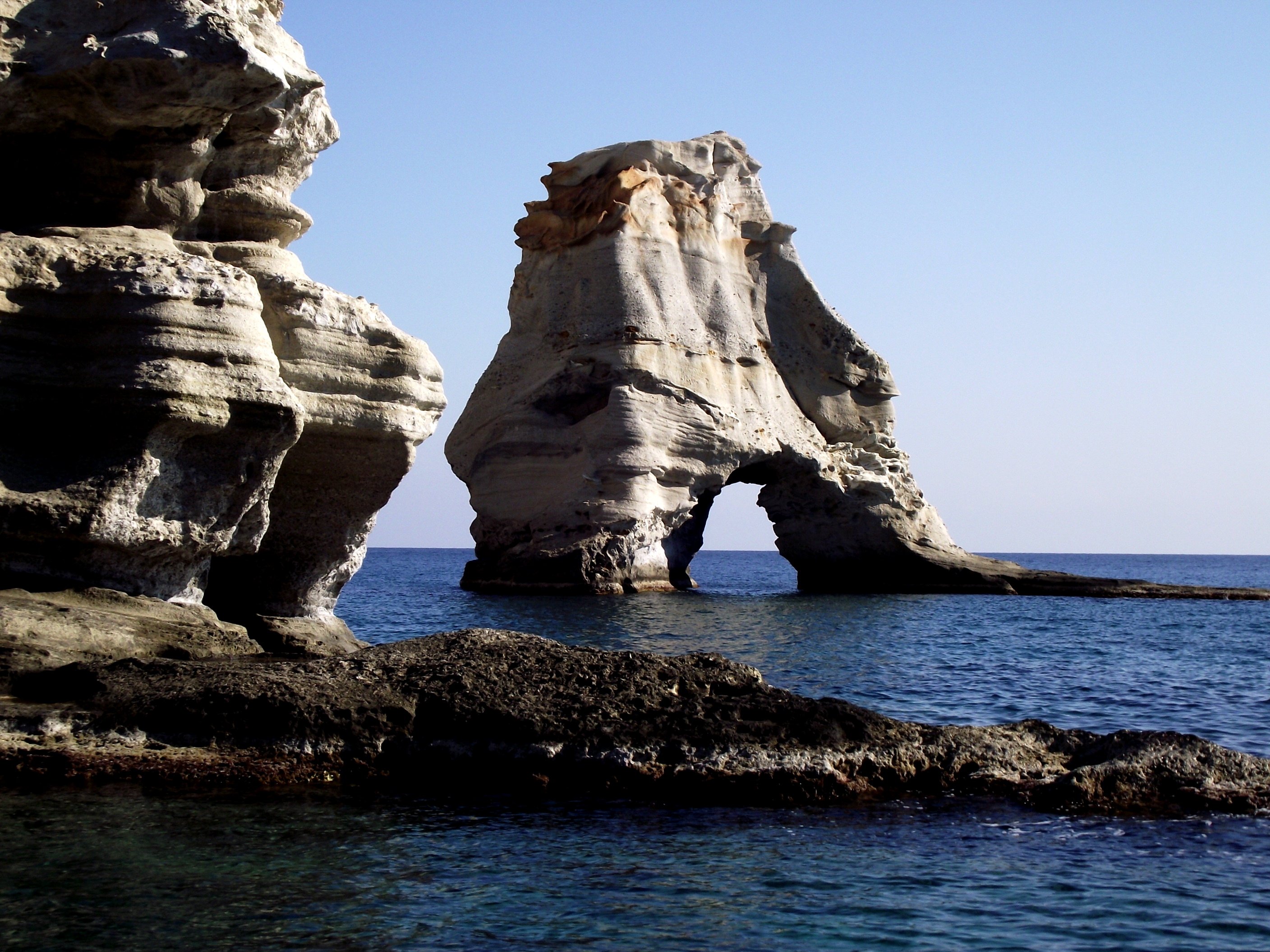 KLEFTIKO Photo from Kleftiko in Milos | Greece.com
