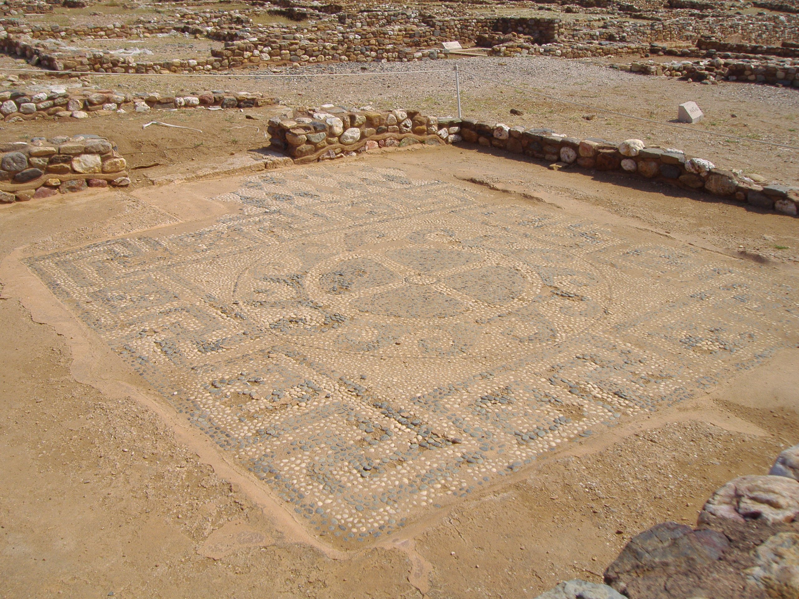 Suelos con decoraciones de mosaicos en Olinto. Photo from Olynthos in ...